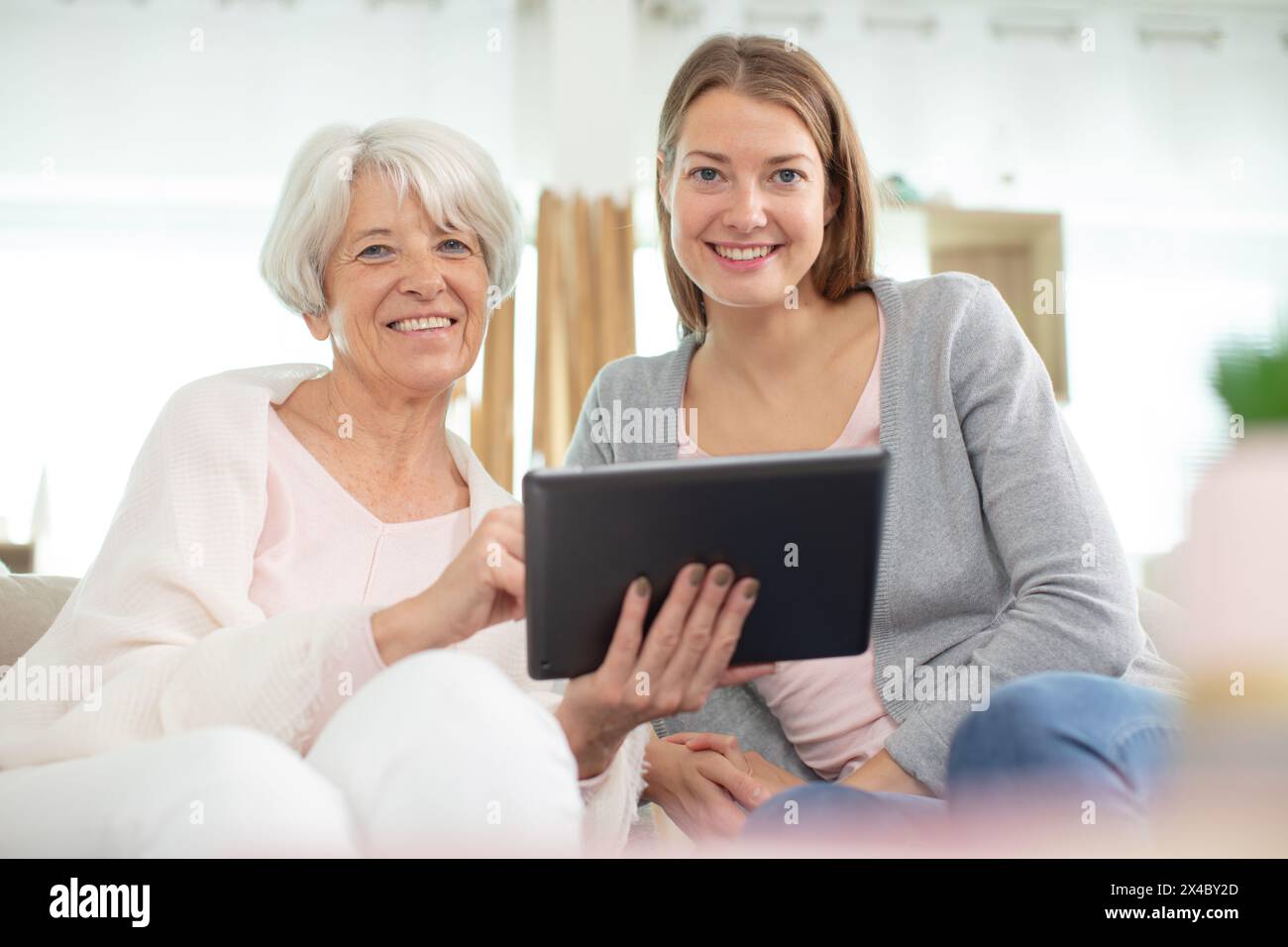 grandmother learning how to use tablet Stock Photo - Alamy