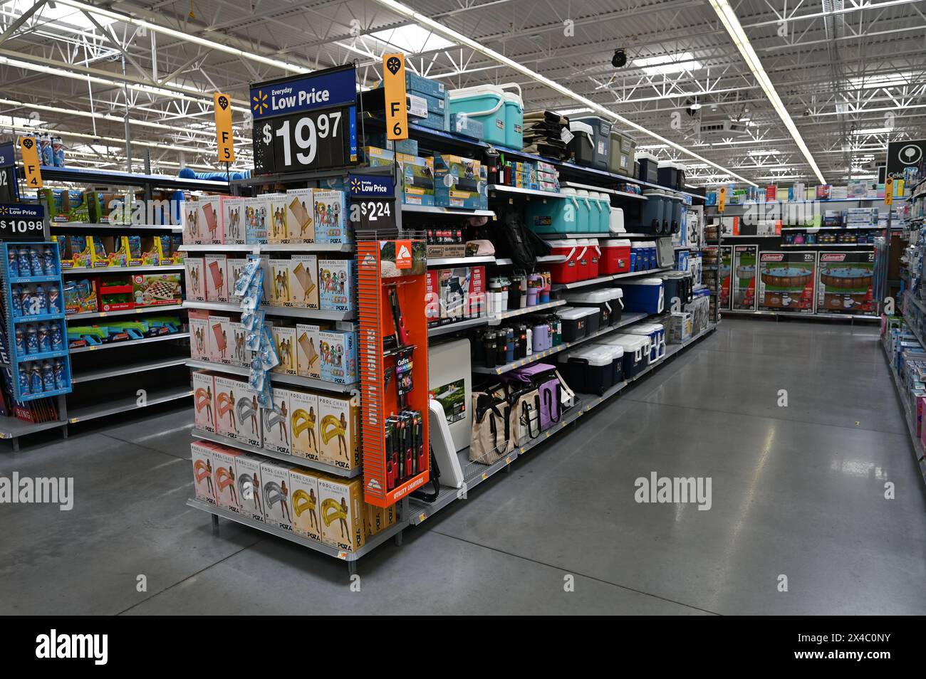 Dollar store shelves hi-res stock photography and images - Alamy