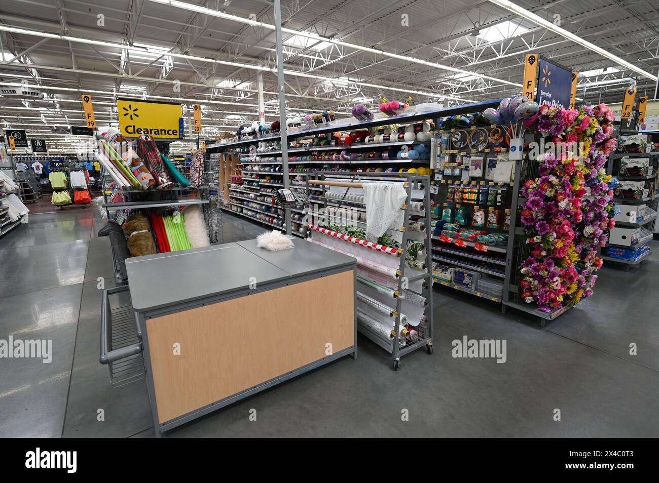 Inside walmart supermarket hi-res stock photography and images - Alamy