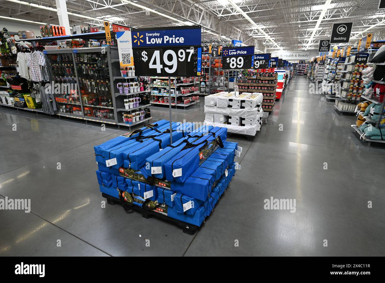 Dollar store shelves hi-res stock photography and images - Alamy