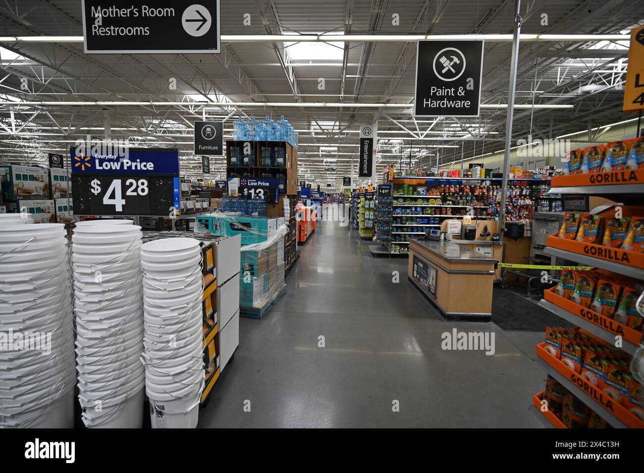 Full shelves at walmart hi-res stock photography and images - Alamy
