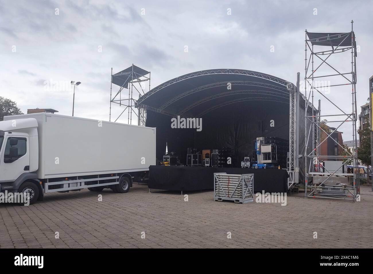 Installation of a mobile stage for a professional outdoor concert Stock ...