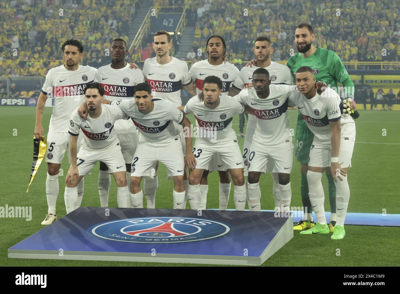 Team PSG poses before the UEFA Champions League, Semi-finals, 1st leg ...