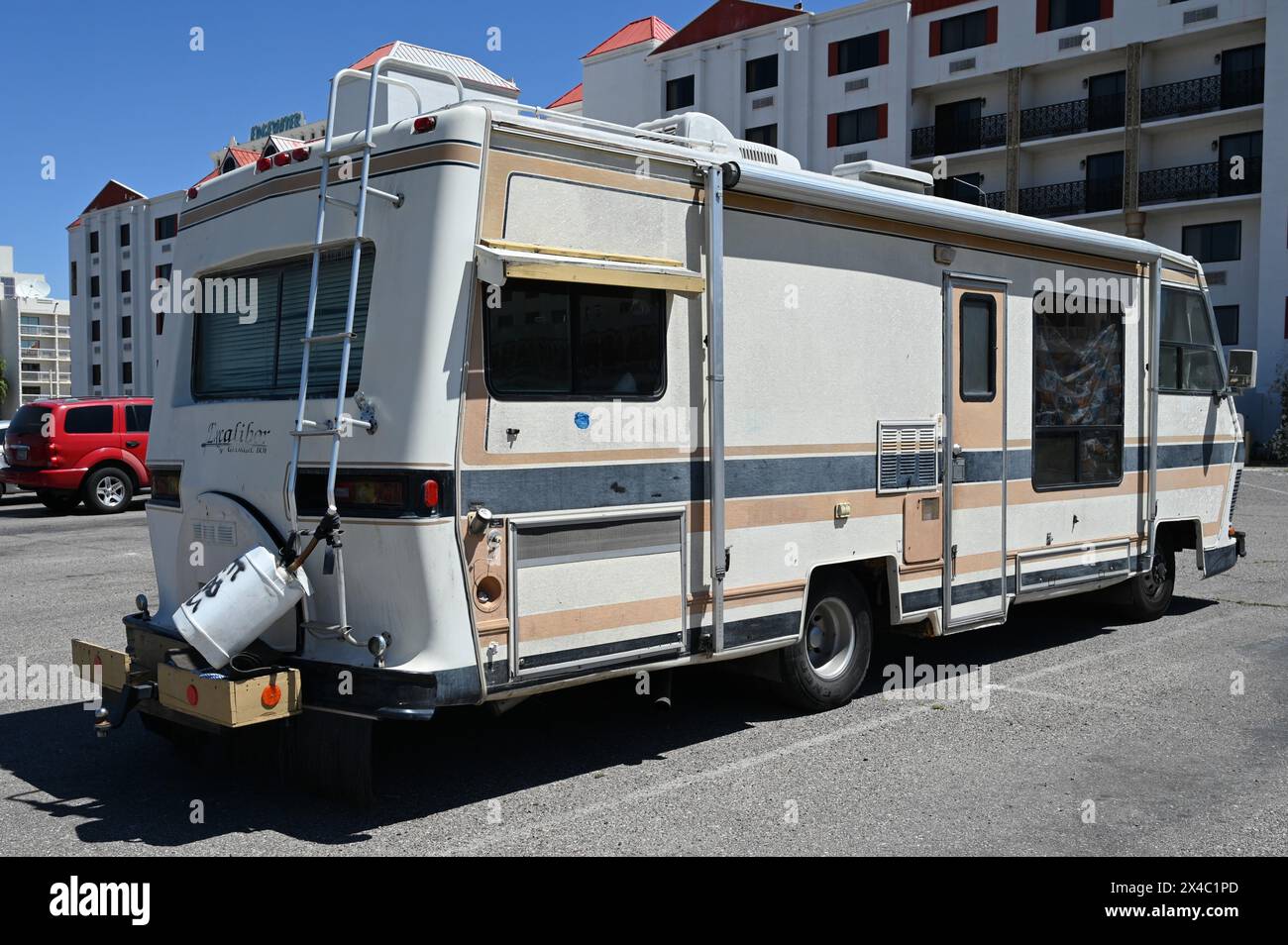 Battered and old American Camper van in a car park at Laughlin, Nevada ...