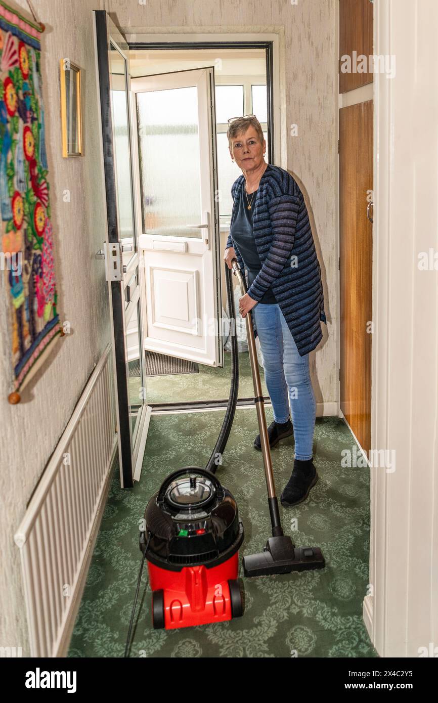 Woman working vacuum cleaner hi-res stock photography and images - Alamy