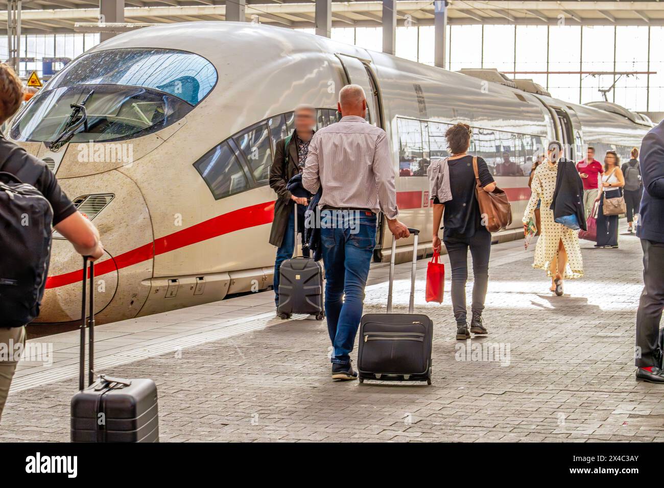 ICE im Hauptbahnhof, Reisende eilen zum Zug, München, Mai 2024 ...