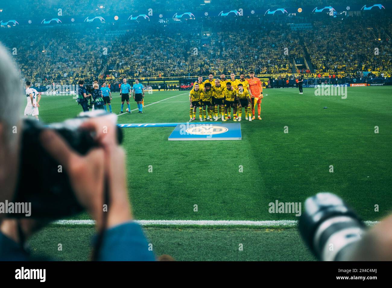 Signal-Iduna-Park, Dortmund, 01.05.2024: Teamphoto Dortmund stand ...