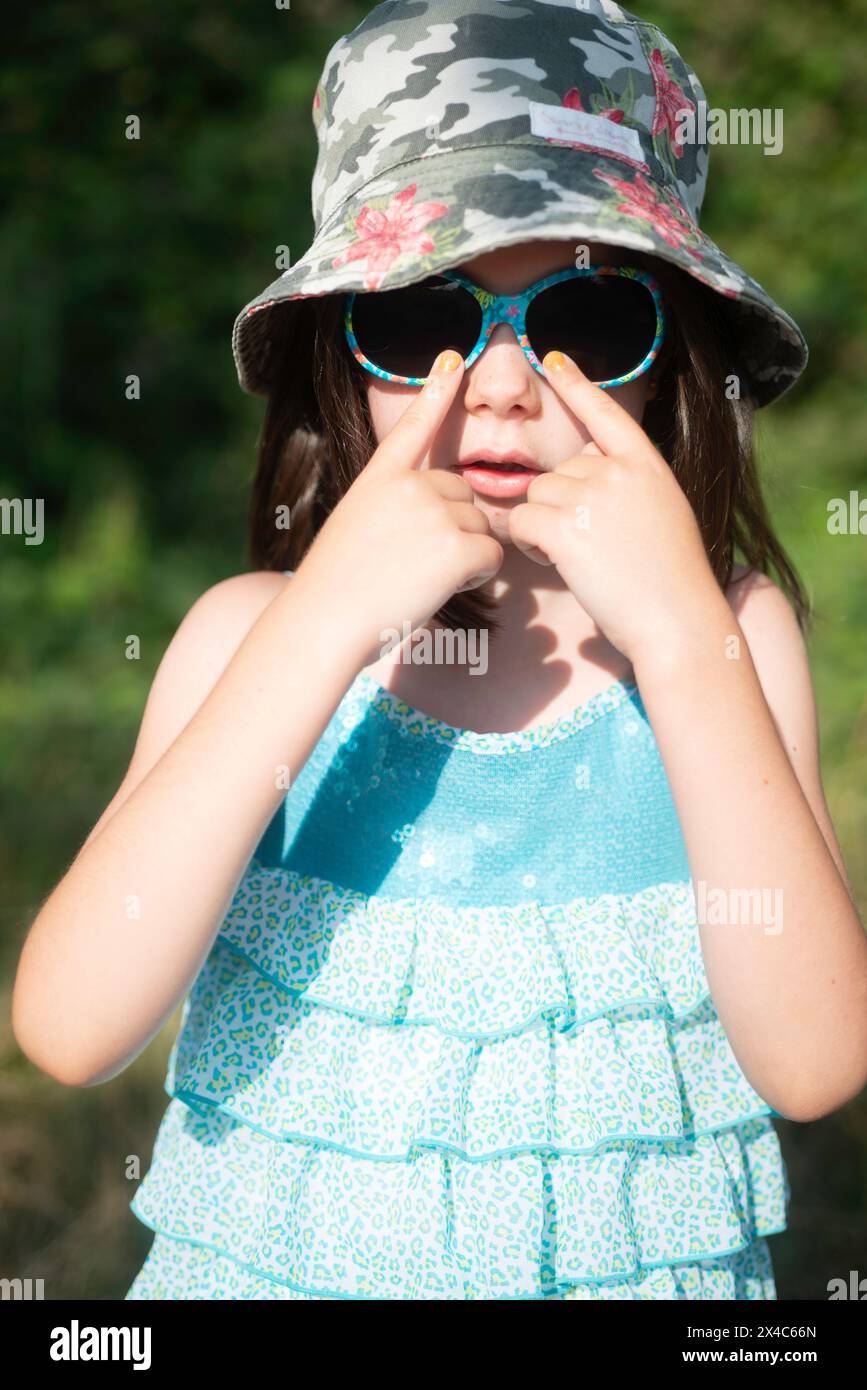 Young girl wearing sunglasses Stock Photo - Alamy