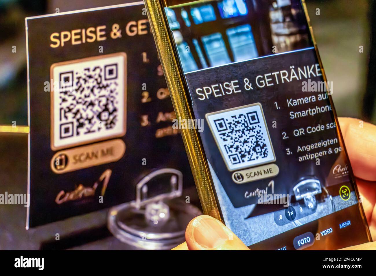Digitale Speisekarte per QR Code, Gast im Restaurant scannt QR-Code mit ...