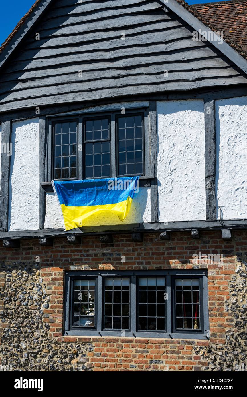 Historic Tudor house, with Flag Supporting Ukraine, Henley-on-Thames ...