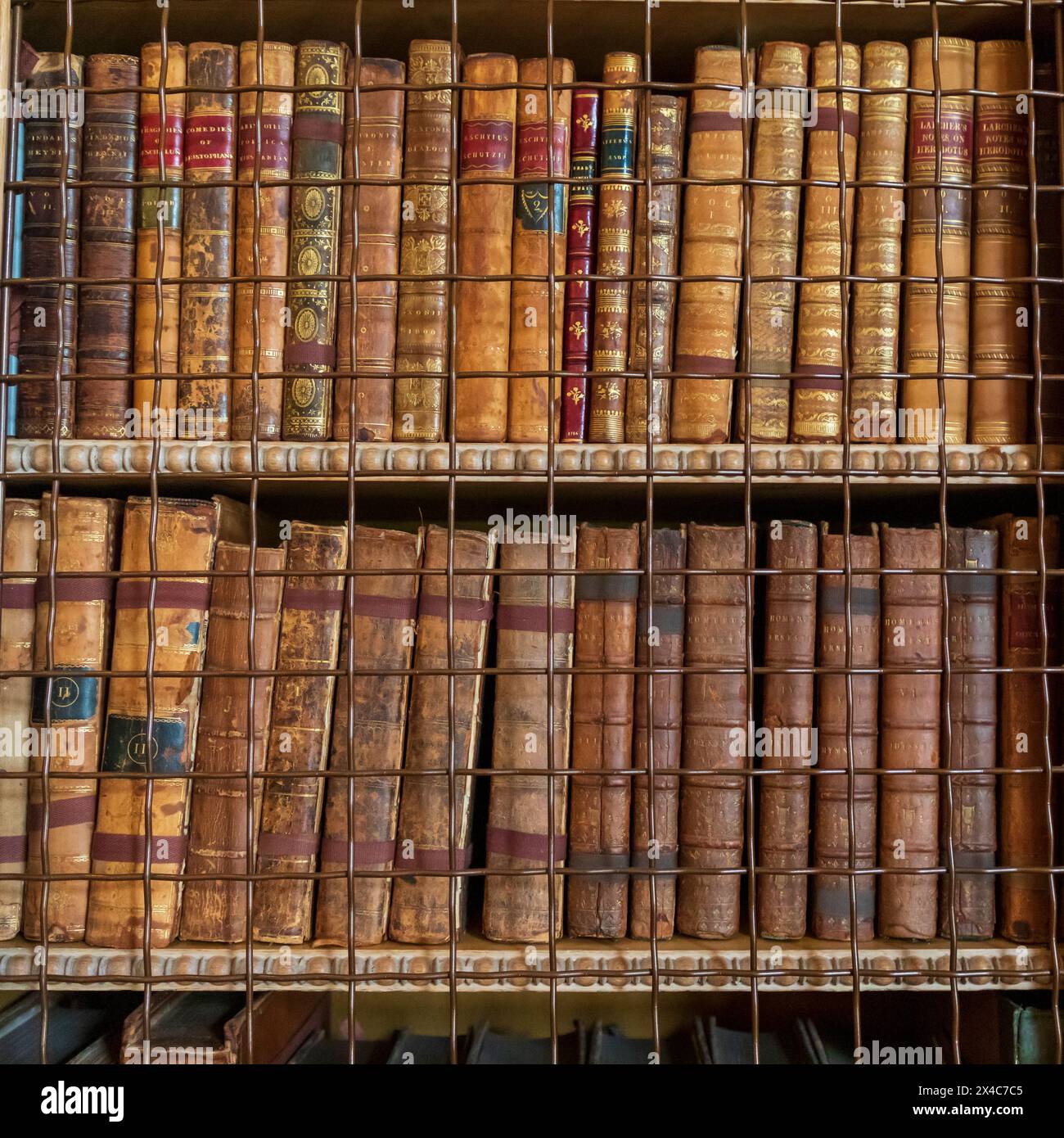 Leather bound books hi-res stock photography and images - Alamy