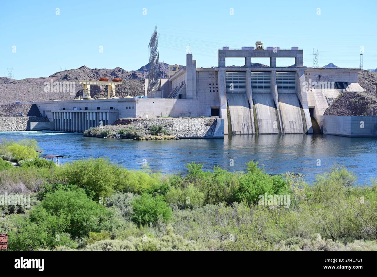 Davis Dam on the Colorado River forming Lake Mohave Stock Photo - Alamy