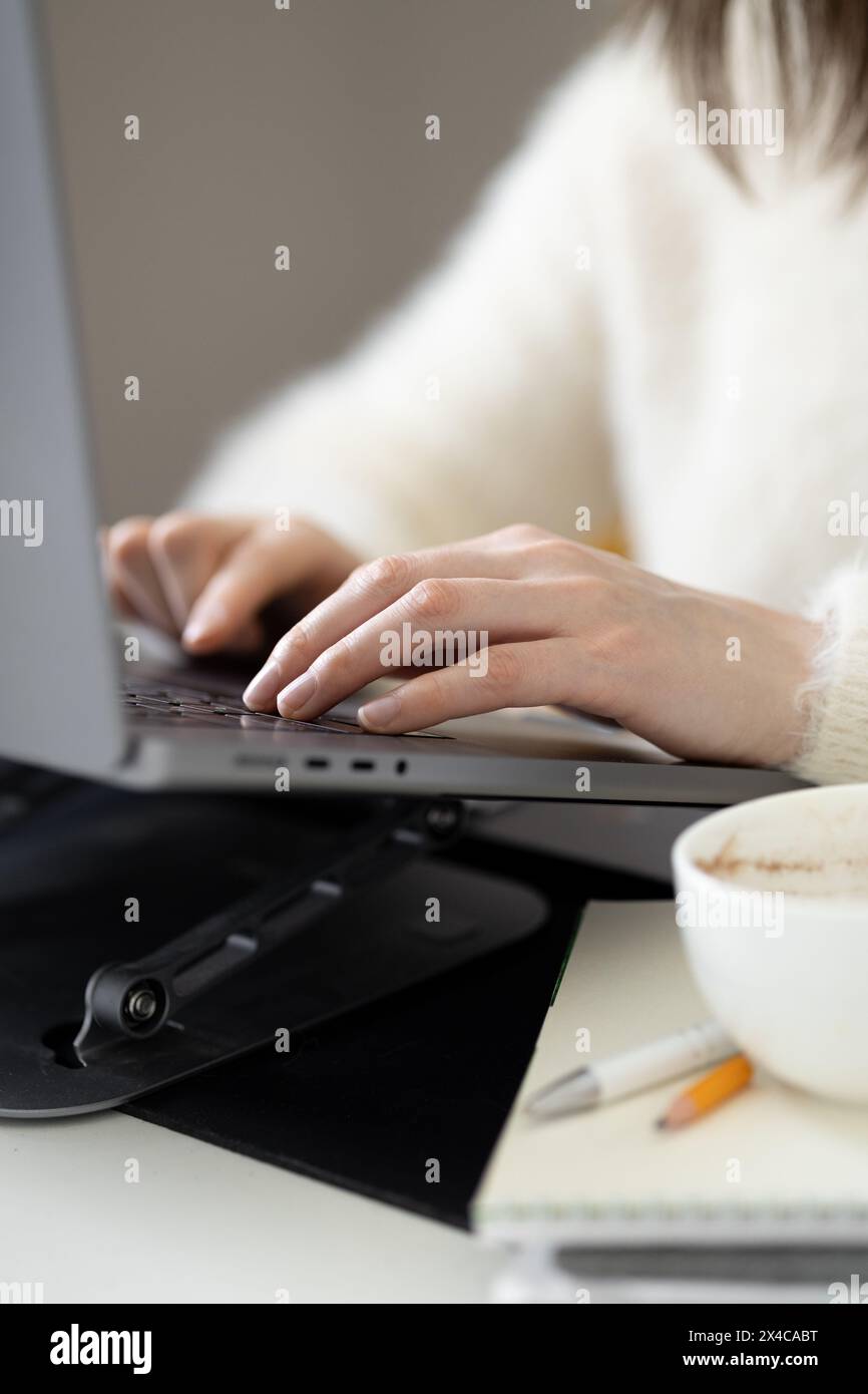 Laptop email hands business hi-res stock photography and images - Alamy