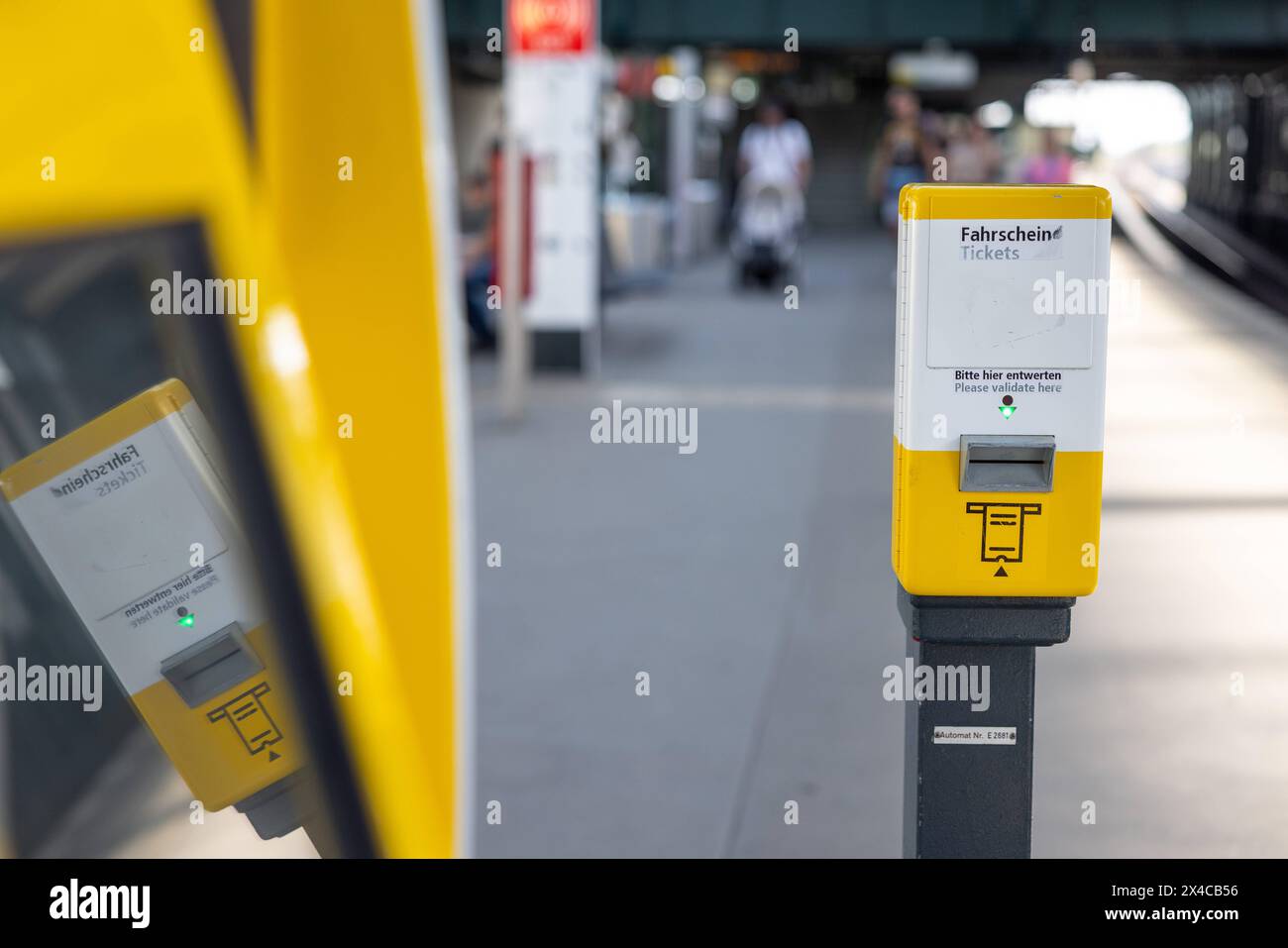 Symbolbild Fahrkartenentwerter. Deutschland, Berlin Mai 2024: Ein BVG ...