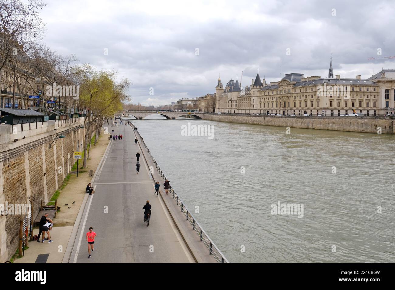 Beautiful view from the Pont Neuf ("New Bridge"), the oldest standing ...