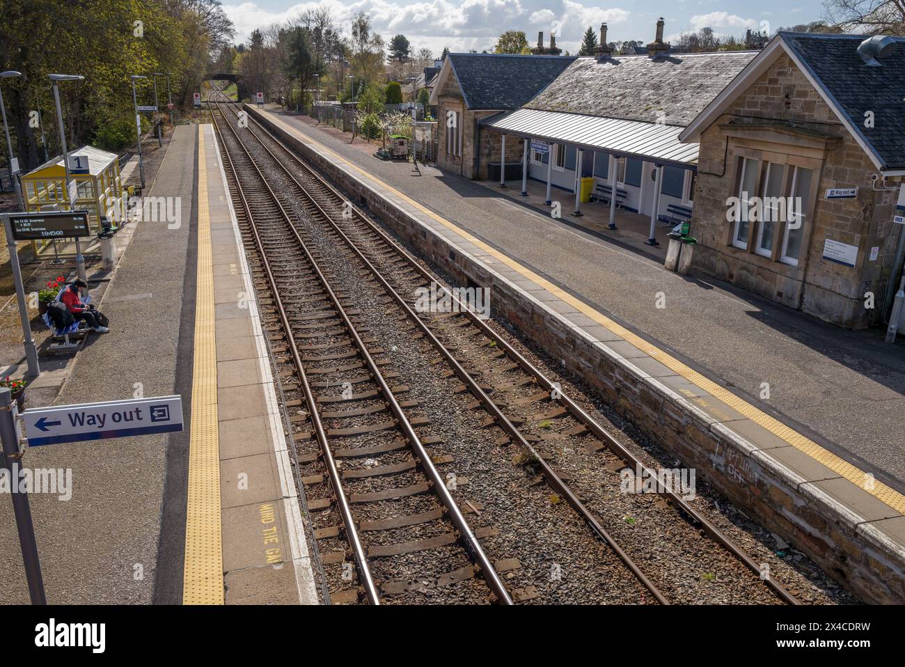 Tain station platform hi-res stock photography and images - Alamy