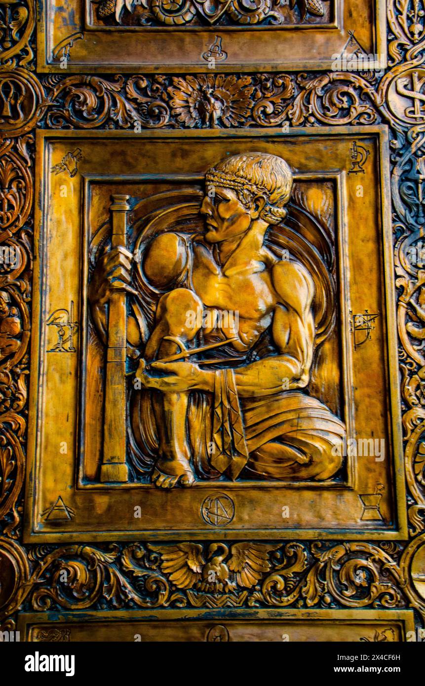 USA, Minnesota, Rochester. Mayo Clinic, Plummer Building, bronze entry ...