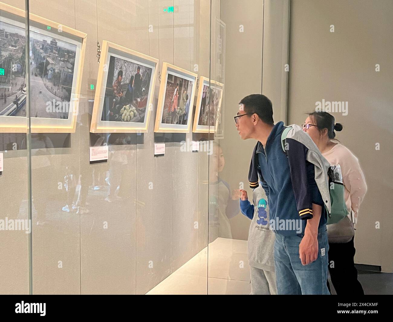 (240502) -- XI'AN, May 2, 2024 (Xinhua) -- Visitors view photos exhibited at a photography ...
