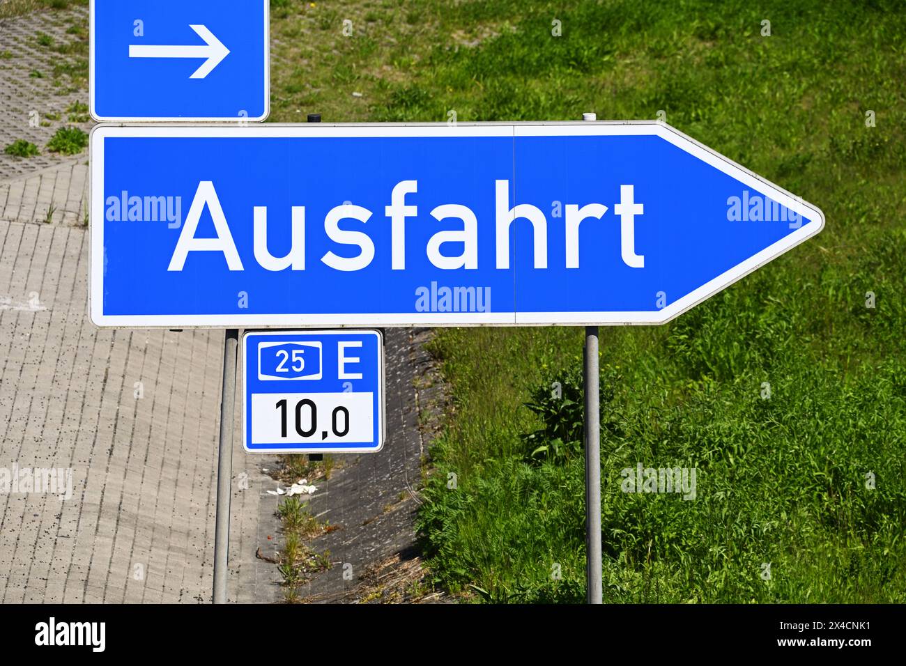 Ausfahrt-Schild an einer Autobahn *** Exit sign on a highway Stock ...