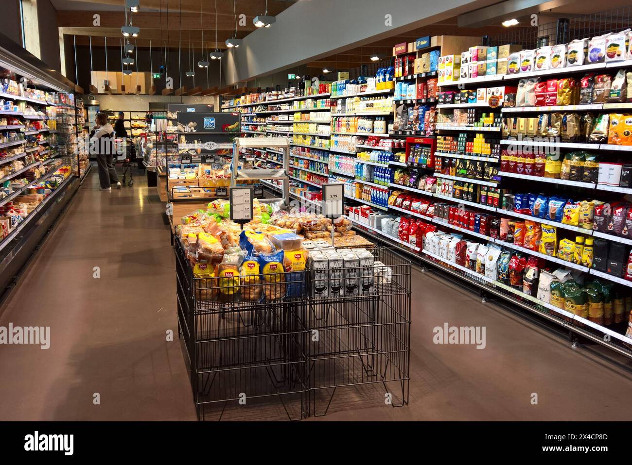 Regale mit Lebensmittel im Discounter - Supermarkt, MPreis - Filiale in ...