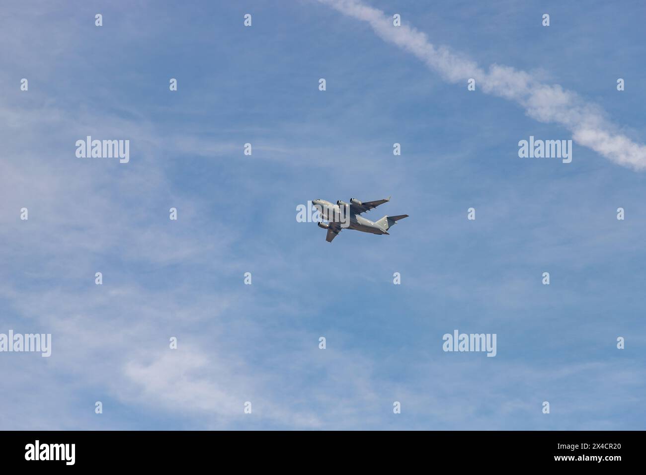 A picture of a gray military airplane flying overhead Stock Photo - Alamy