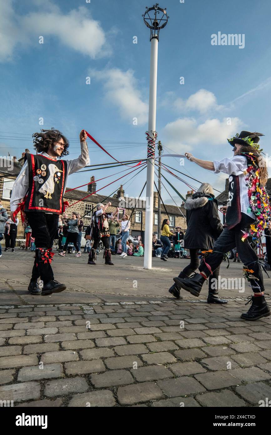 Morris dancers england maypole hi-res stock photography and images - Alamy