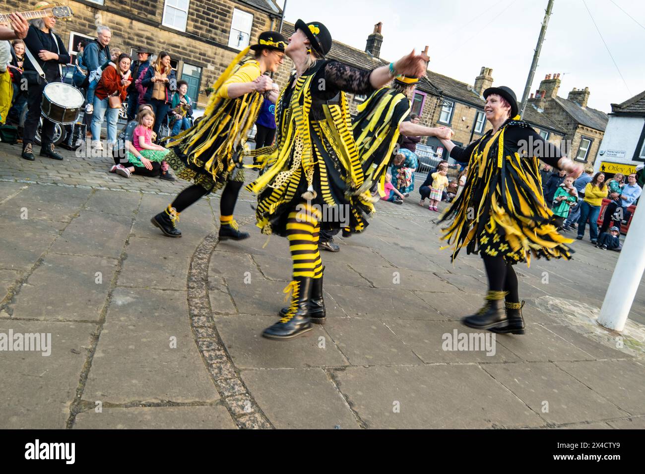 Morris dancing around a Maypole Stock Photo - Alamy