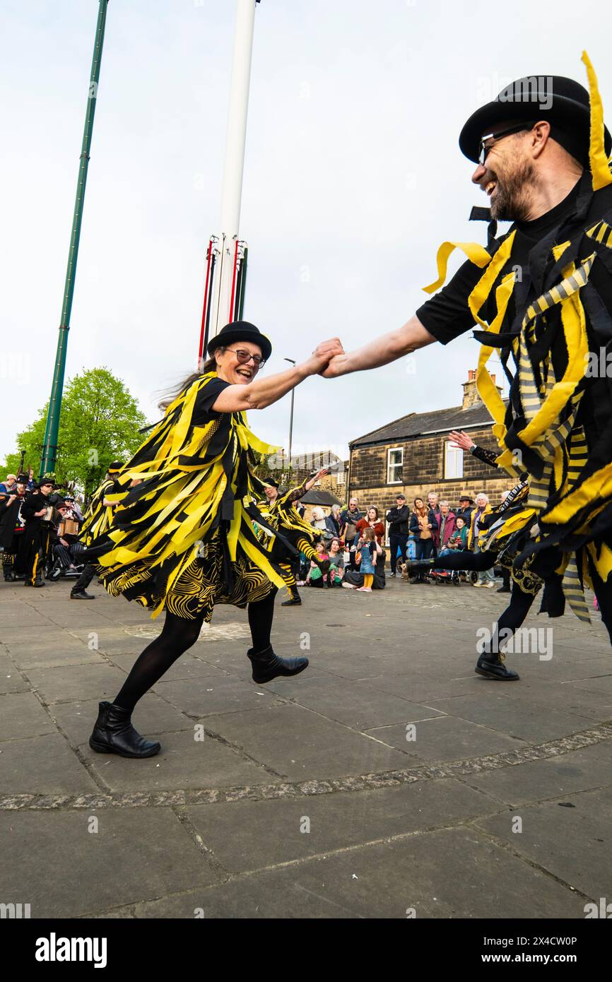 Morris dancers england maypole hi-res stock photography and images - Alamy