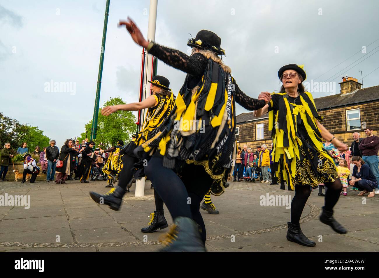 Morris dancing around a Maypole Stock Photo - Alamy