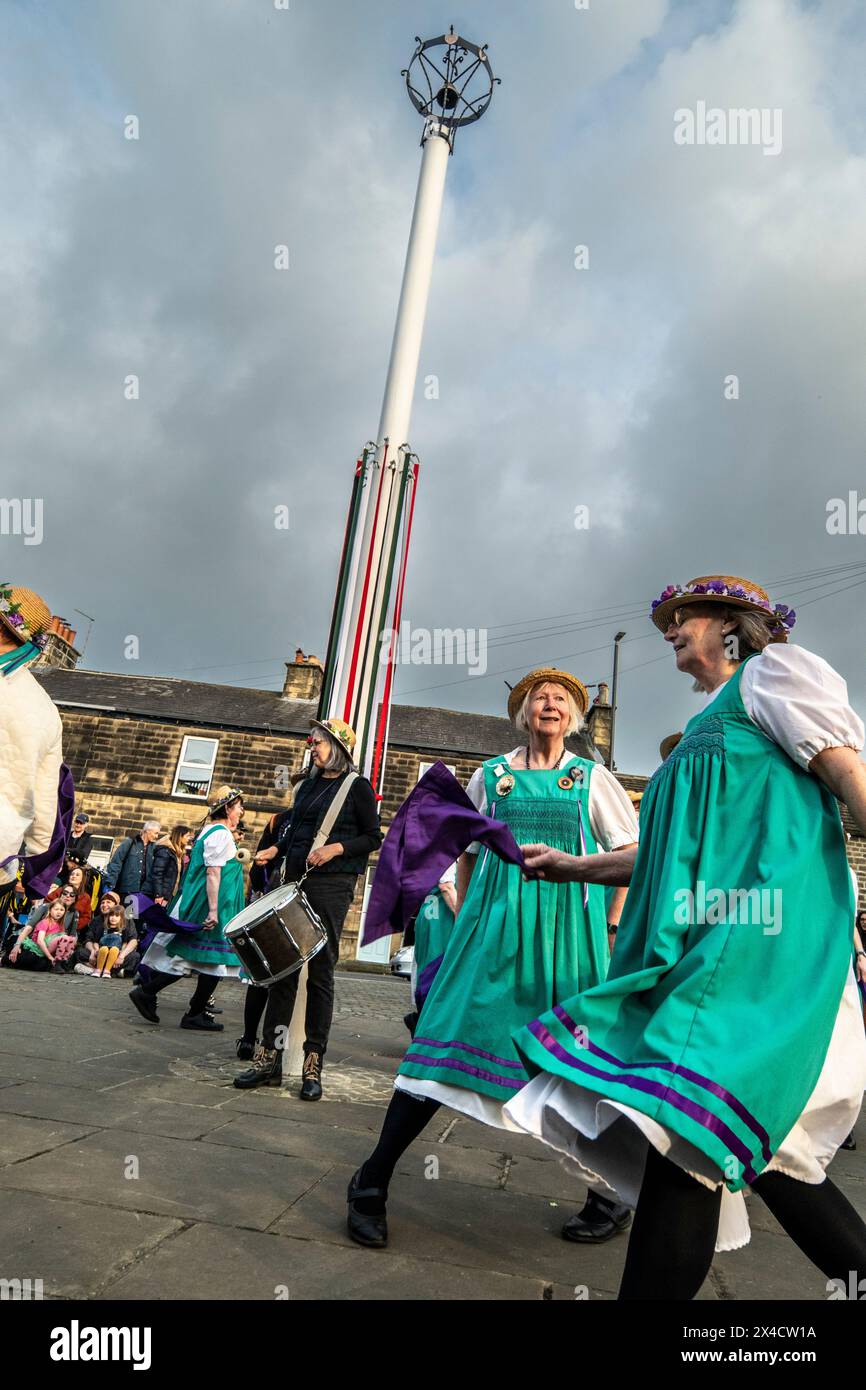 Morris dancing around a Maypole Stock Photo - Alamy