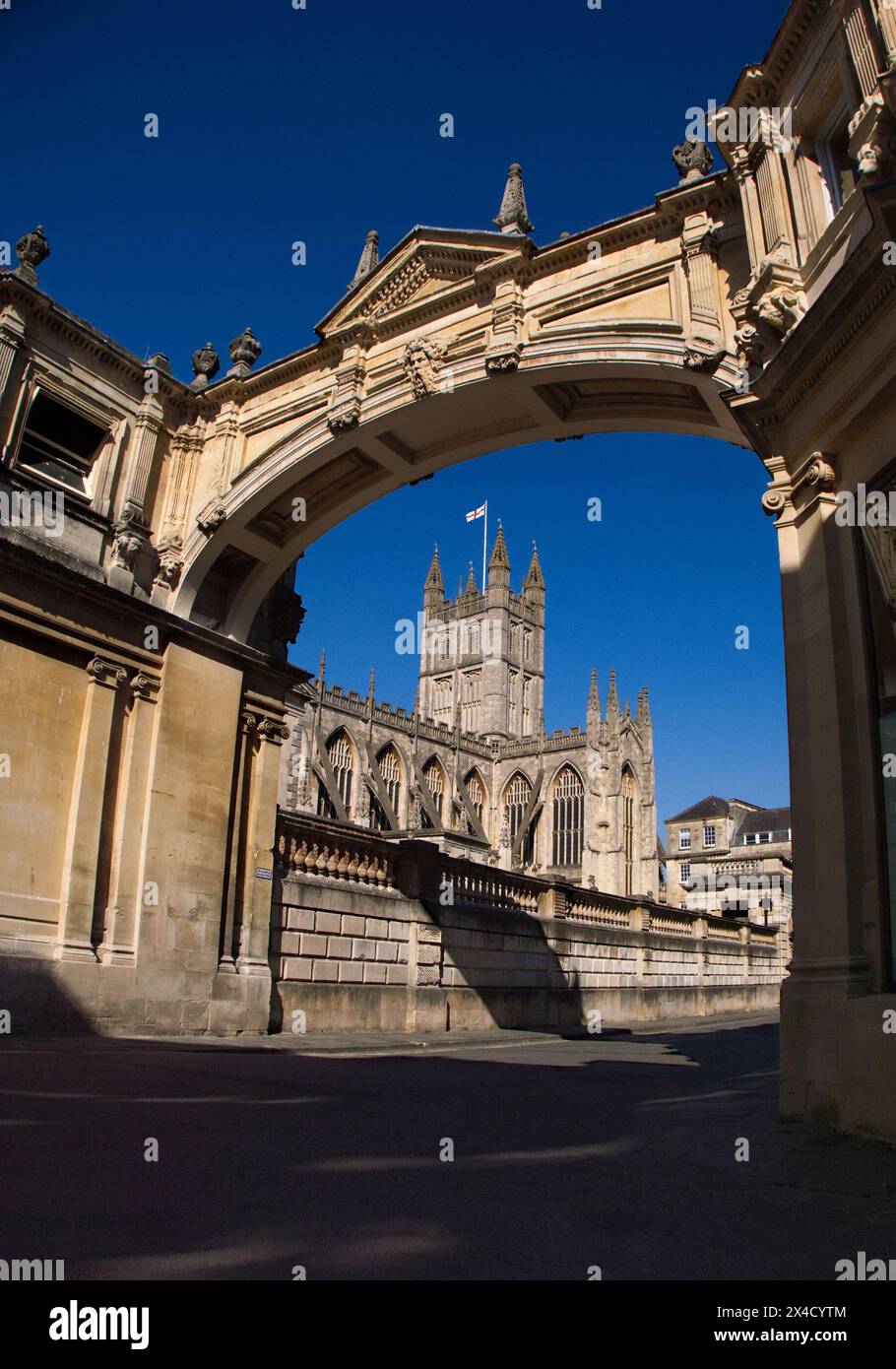 Bath Abbey framed by an ornate Georgian stone arch Stock Photo - Alamy