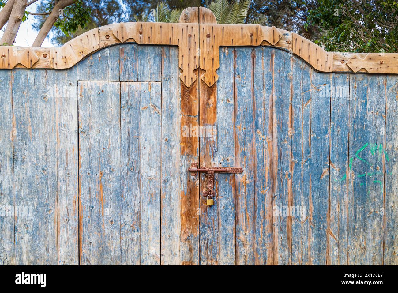 Faiyum, Egypt. Blue painted wooden gate in a wall Stock Photo - Alamy