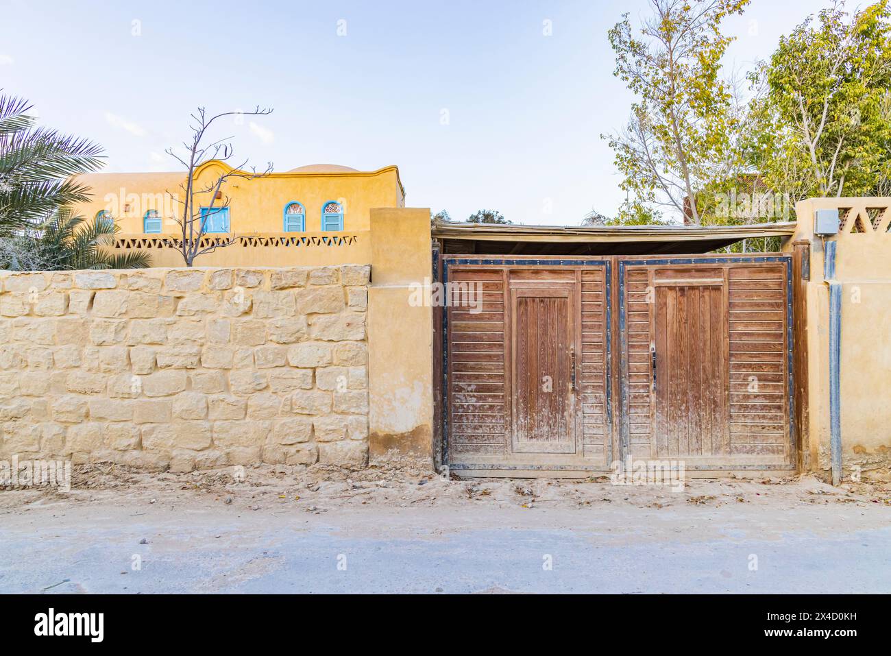Faiyum, Egypt. Wooden gate in a wall Stock Photo - Alamy
