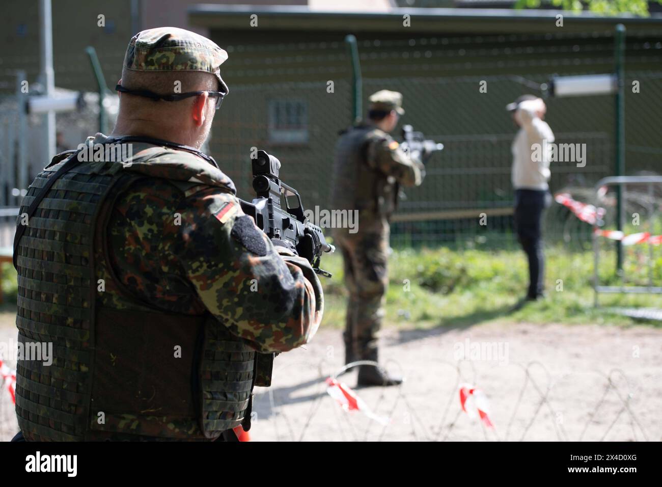 Darstellung: Soldaten bewachen und durchsuchen einen Verdaechtigen ...