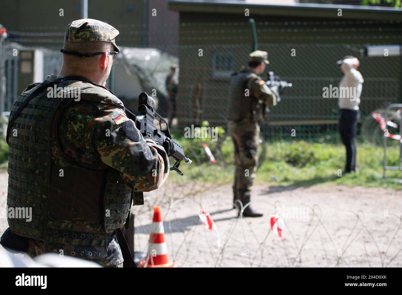 Darstellung: Soldaten bewachen und durchsuchen einen Verdaechtigen ...