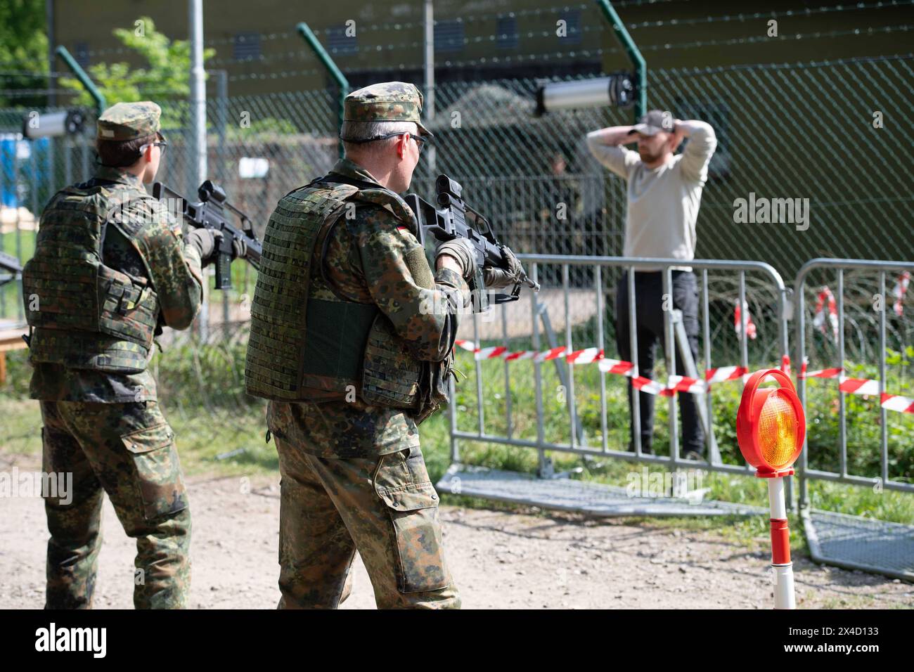 Darstellung: Soldaten bewachen und durchsuchen einen Verdaechtigen ...