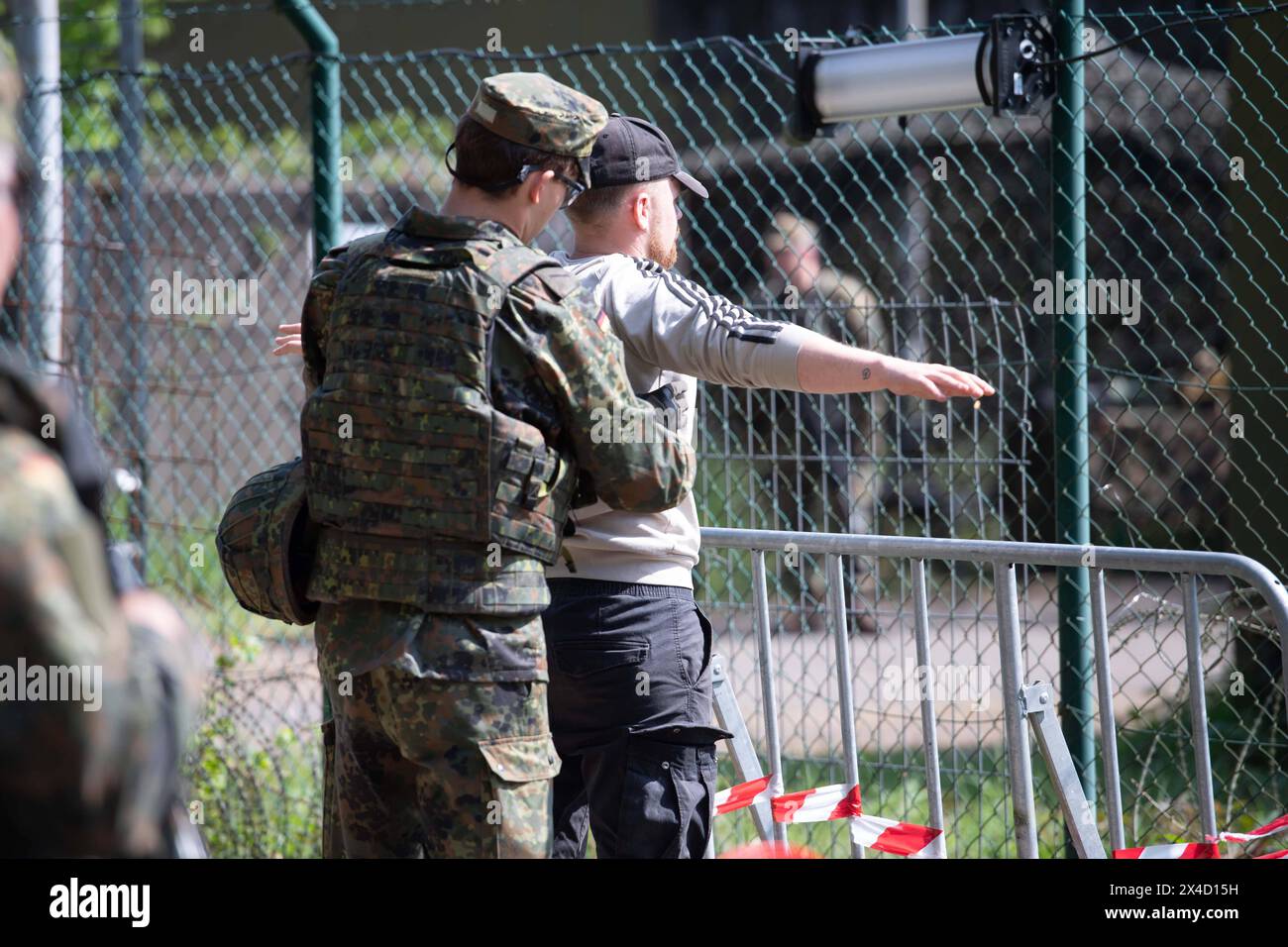 Darstellung: Soldaten bewachen und durchsuchen einen Verdaechtigen ...
