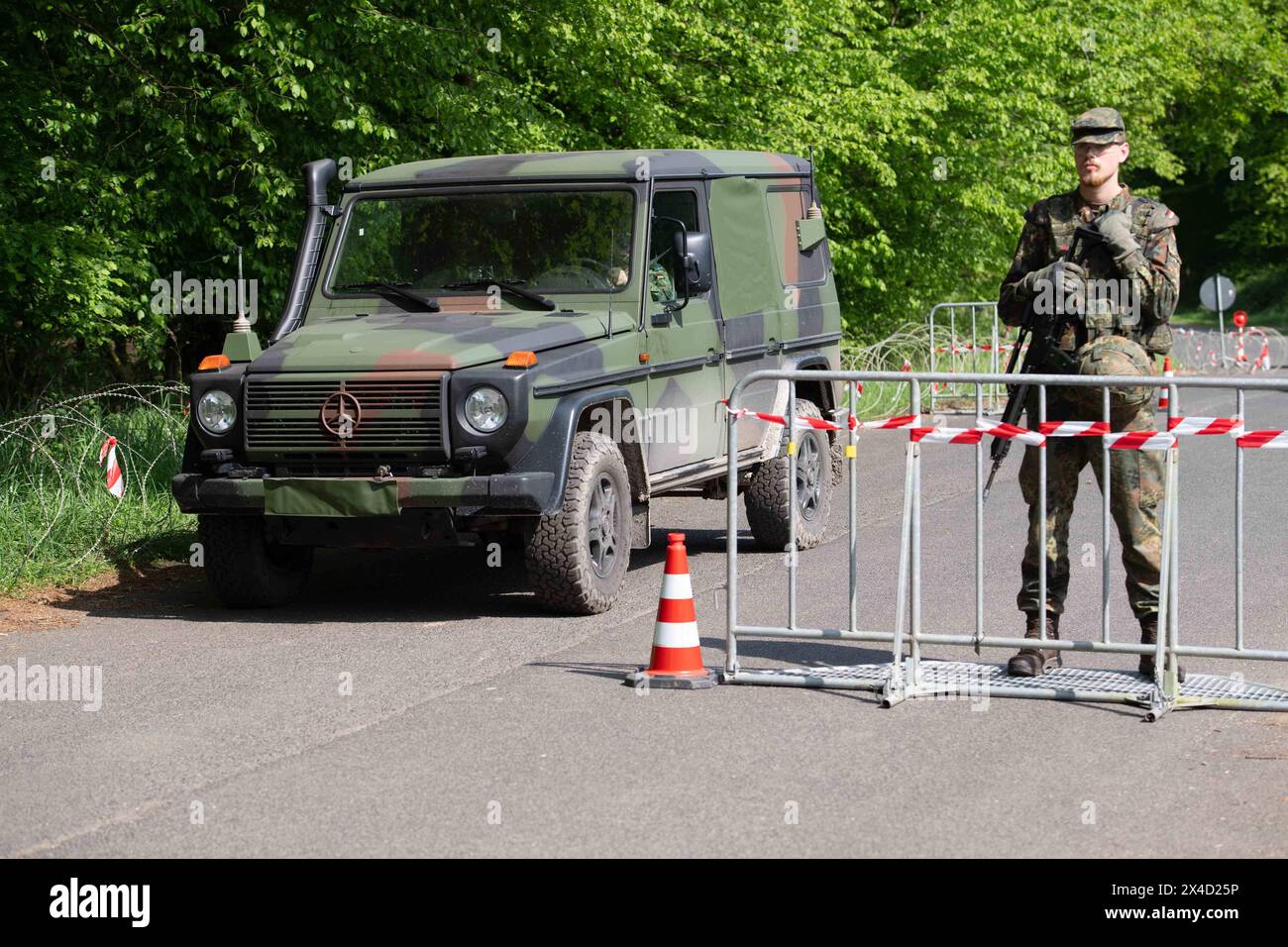 Soldat an einer Fahrzeugschleuse, allgemein, feature, Randmotiv ...