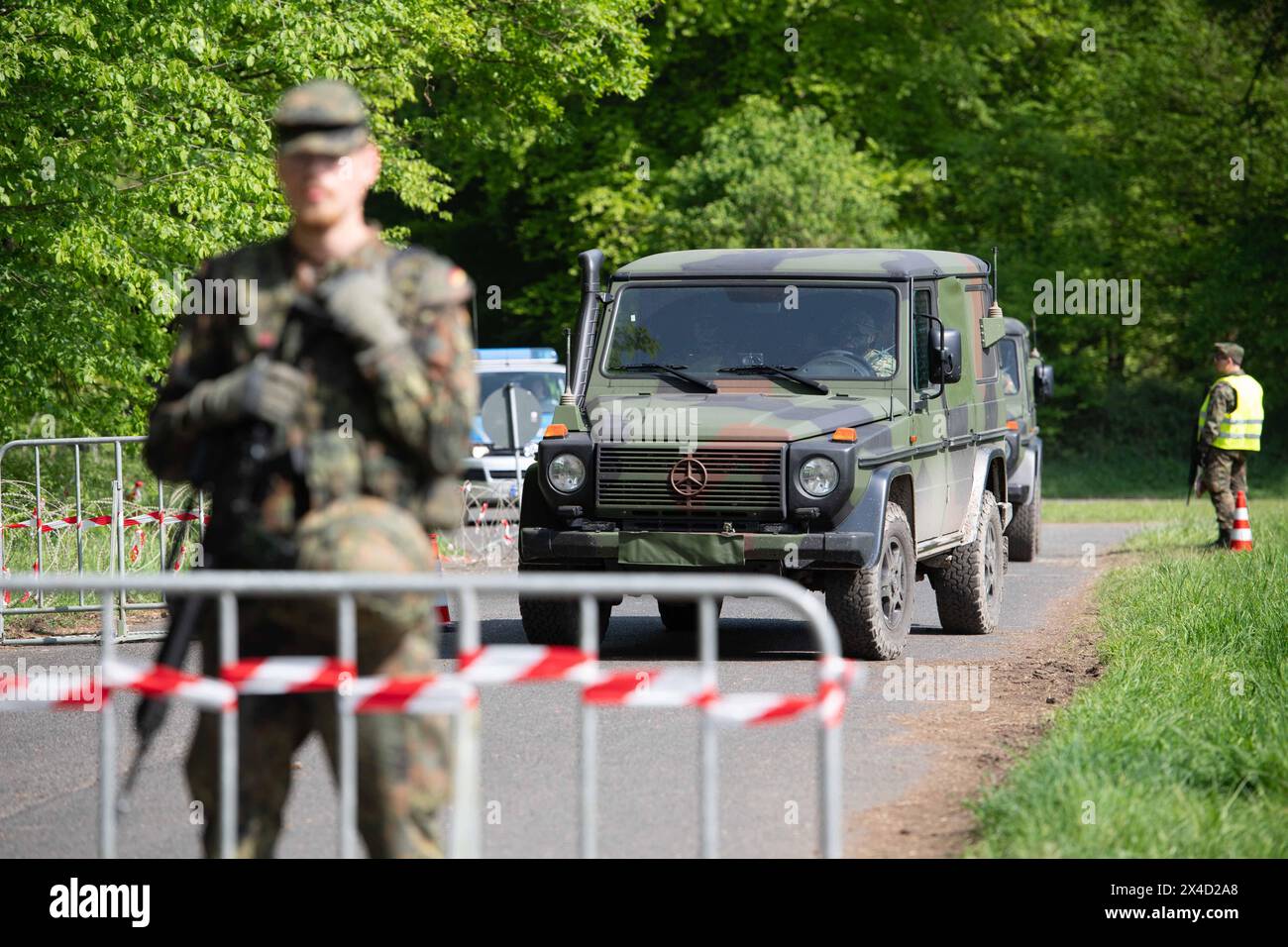 Soldat an einer Fahrzeugschleuse, allgemein, feature, Randmotiv ...
