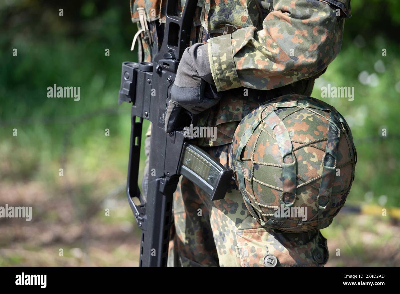 Soldat mit Helm und Sturmgewehr G 36, Bundeswehr-Uebung AGILES ROSS im ...