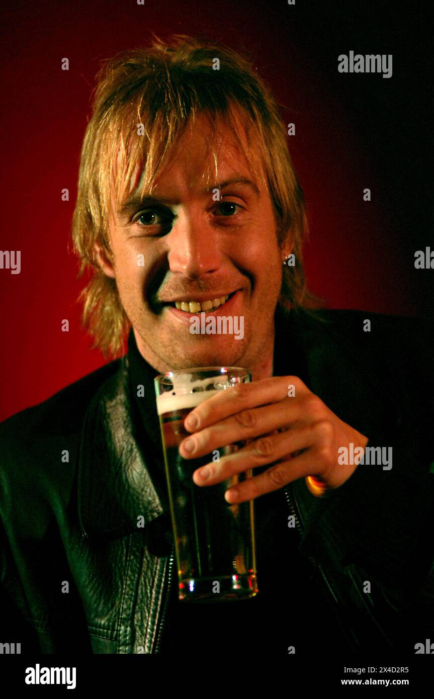 Actor rhys ifans hi-res stock photography and images - Alamy