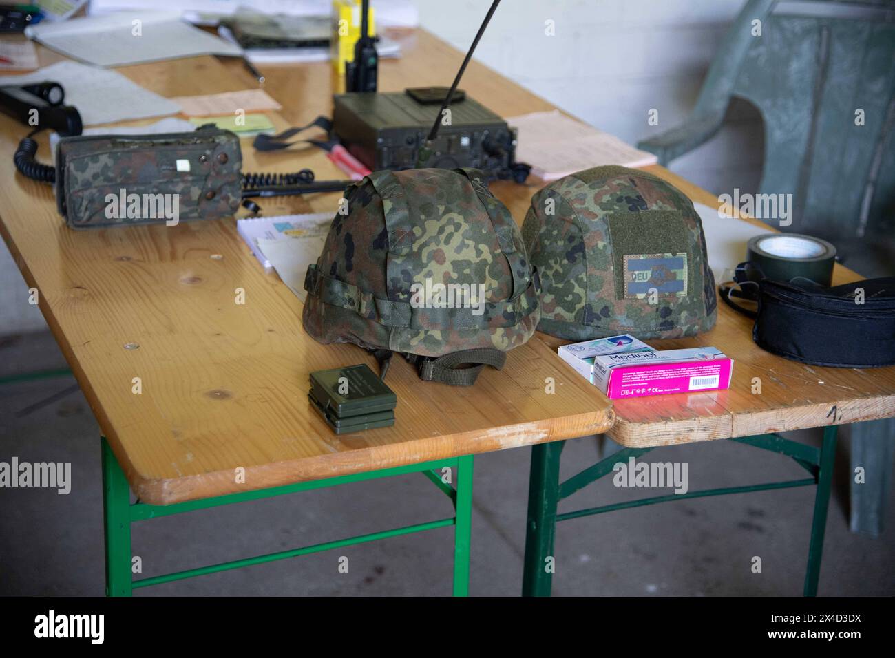 Helme und Funkgeraete auf einem Tisch, allgemein, feature, Randmotiv ...