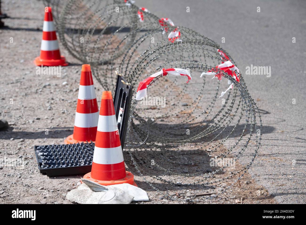 Fahrzeugschleuse, Sperre aus Stacheldraht, allgemein, feature ...