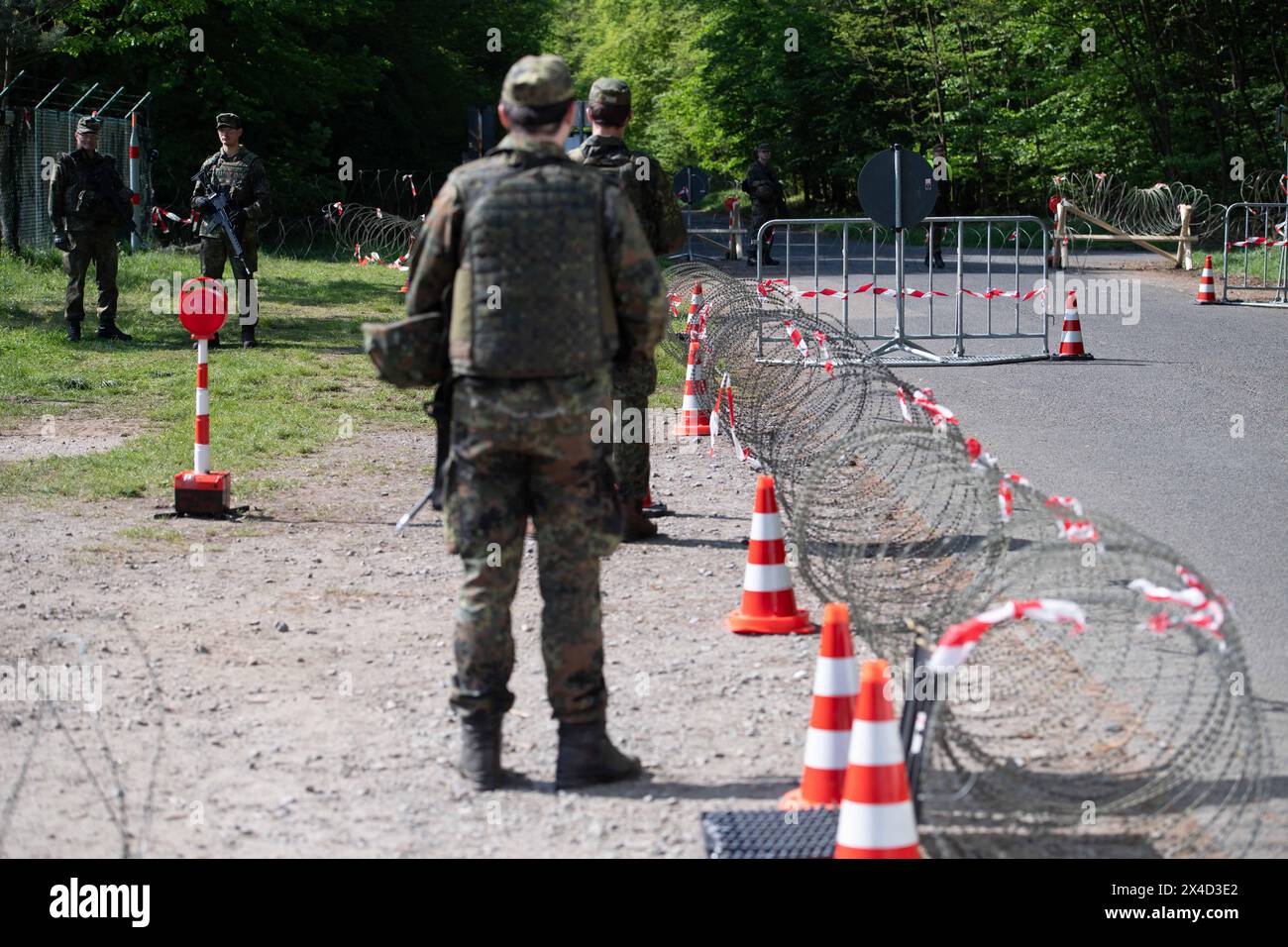 Fahrzeugschleuse, Soldaten und Stacheldraht, allgemein, feature ...