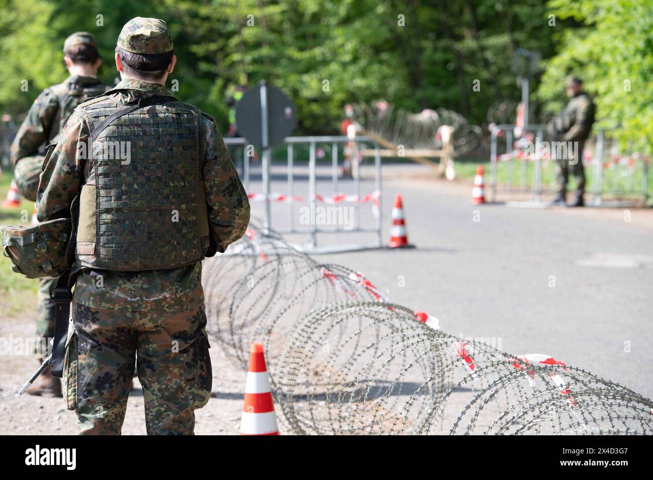 Fahrzeugschleuse, Soldaten und Stacheldraht, allgemein, feature ...
