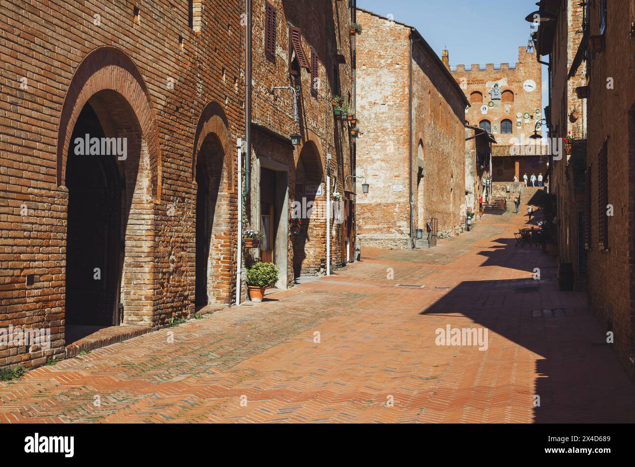 Classic street scene in Cetaldo Alto - Old Town - in Tuscany, Italy ...