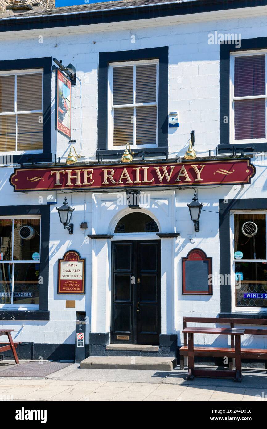 Pub sign railway hi-res stock photography and images - Alamy