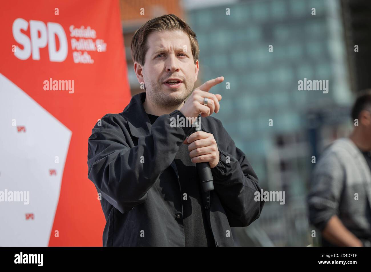 Kevin Kühnert Kevin Kühnert & Croissants mit Delara Burkhardt am ...