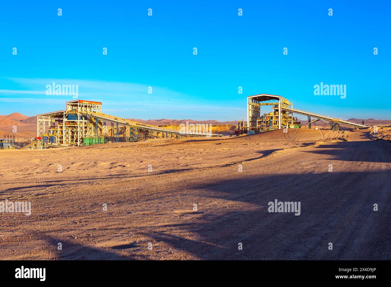 Processing plant at an open-pit copper mine in Chile Stock Photo - Alamy