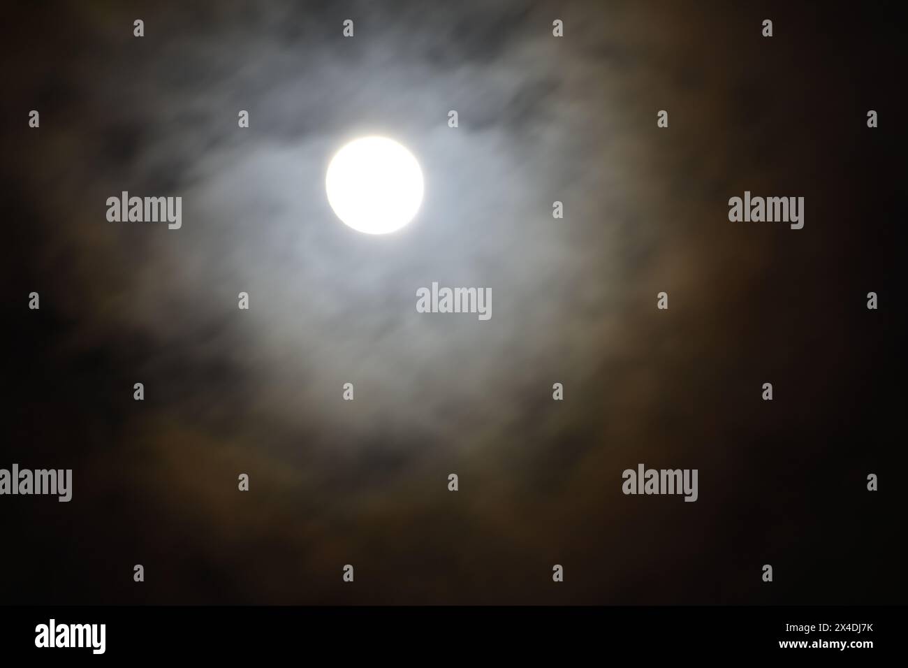 PLEINE LUNE EN RÉGION PARISIENNE Stock Photo - Alamy